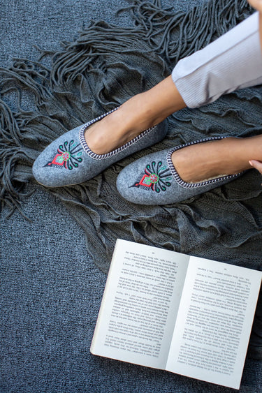 Highlander Felt Handmade Slippers – ONAIE