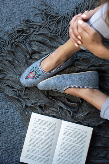 Highlander Felt Handmade Slippers – ONAIE