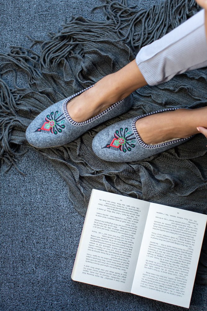 Highlander Felt Handmade Slippers – ONAIE